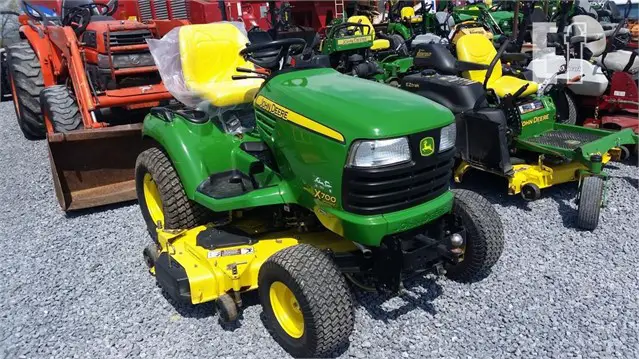 Simplicity Legacy XL Vs John Deere X700: Which One To Choose? - Mowerify